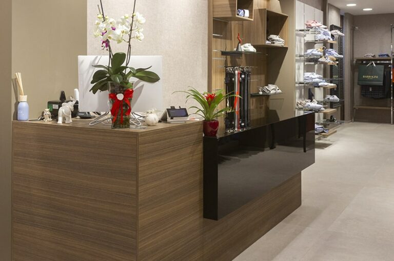Realizzazione arredo negozio uomo: Barbolini Milano - Bari