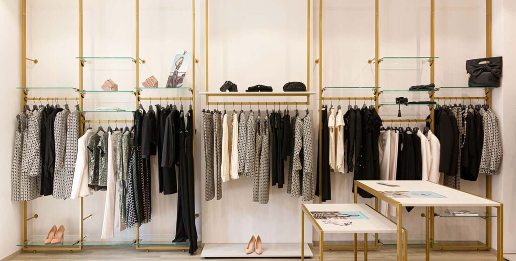Realizzazione arredo negozio abbigliamento donna