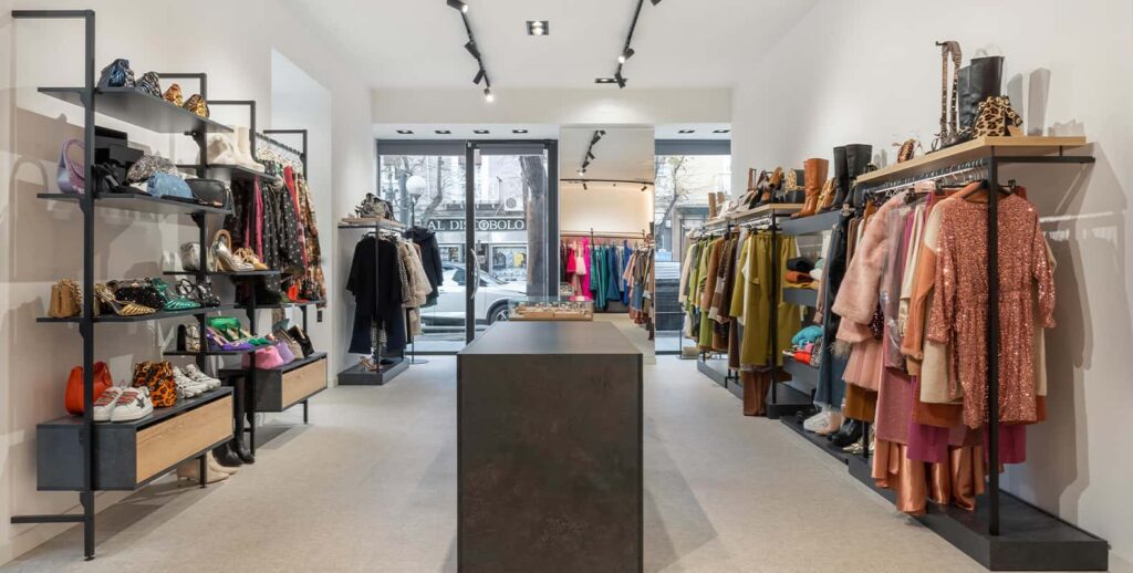 Realizzazione arredo negozio abbigliamento: Nacrè - Foggia