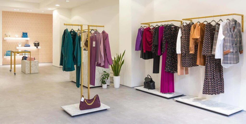 Realizzazione arredo negozio abbigliamento: Meraki a Bitonto (BA)