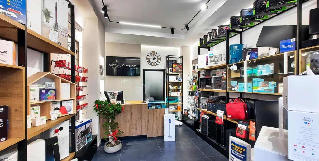 Realizzazione arredo negozio elettronica: Loopy Computer - Bari