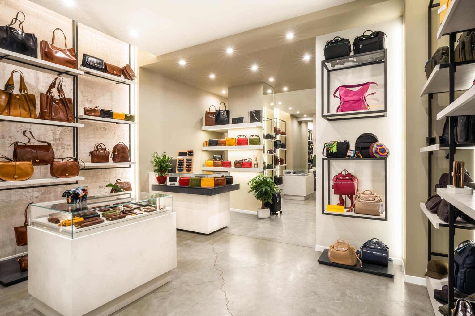 Arredamento negozi di scarpe, borse e accessori
